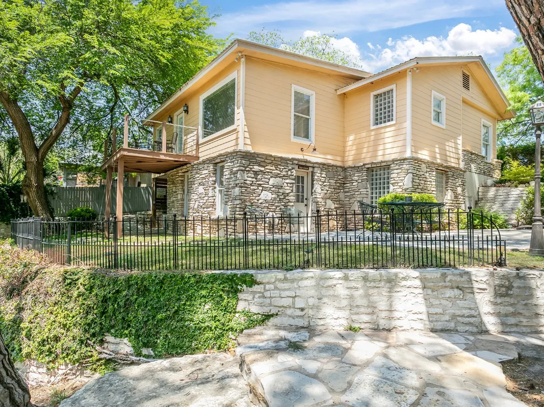 Tranquil Creekside Haven - Stylish Suite, Wifi, Hot Tub - Fredericksburg, TX