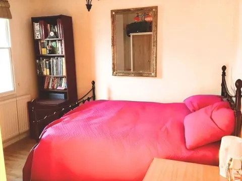 Women Only- Guest Room#5 With Private En-suite Bathtub & Evening Parking - Chelsea