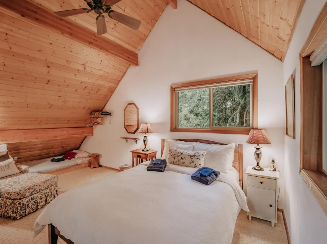 Snowline Cabin #4 - A Pet-friendly Cedar Cabin With A Private Outdoor Hot Tub! - Glacier, WA