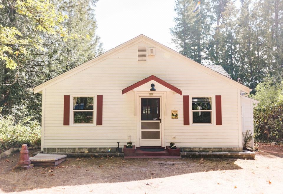 Pipe Lake Lodge - waterfront, dock, kayaks, WiFi, fireplace - 2025 梅普爾 ...