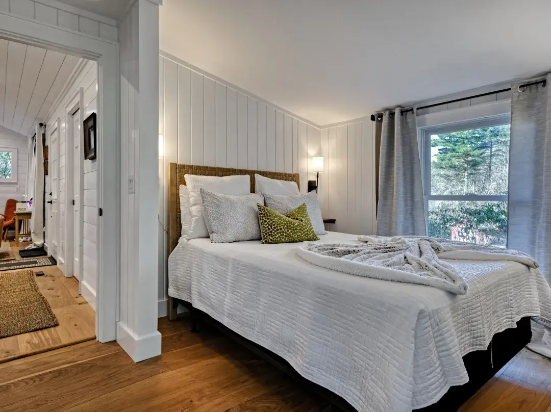 New Fire Pit And Custom Chef Kitchen - Charming Modern Cabin - Highlands, NC