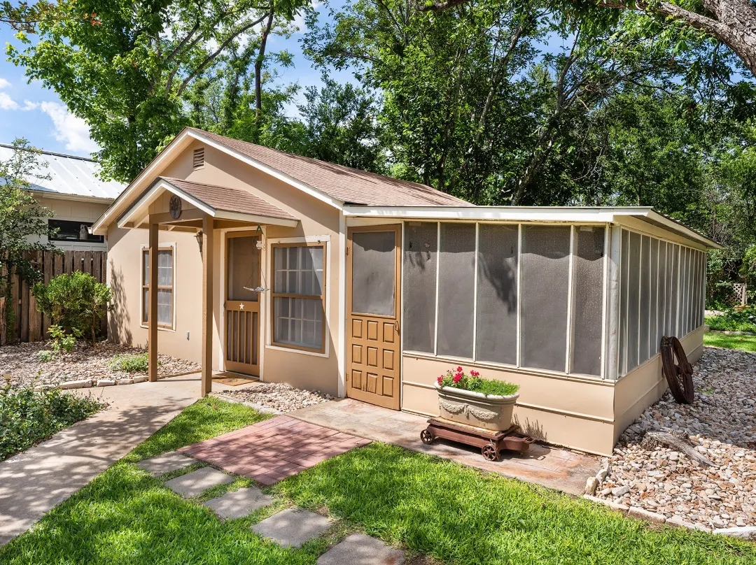 Private Hot Tub And Shared Pool Experience - Serene Haven - Fredericksburg