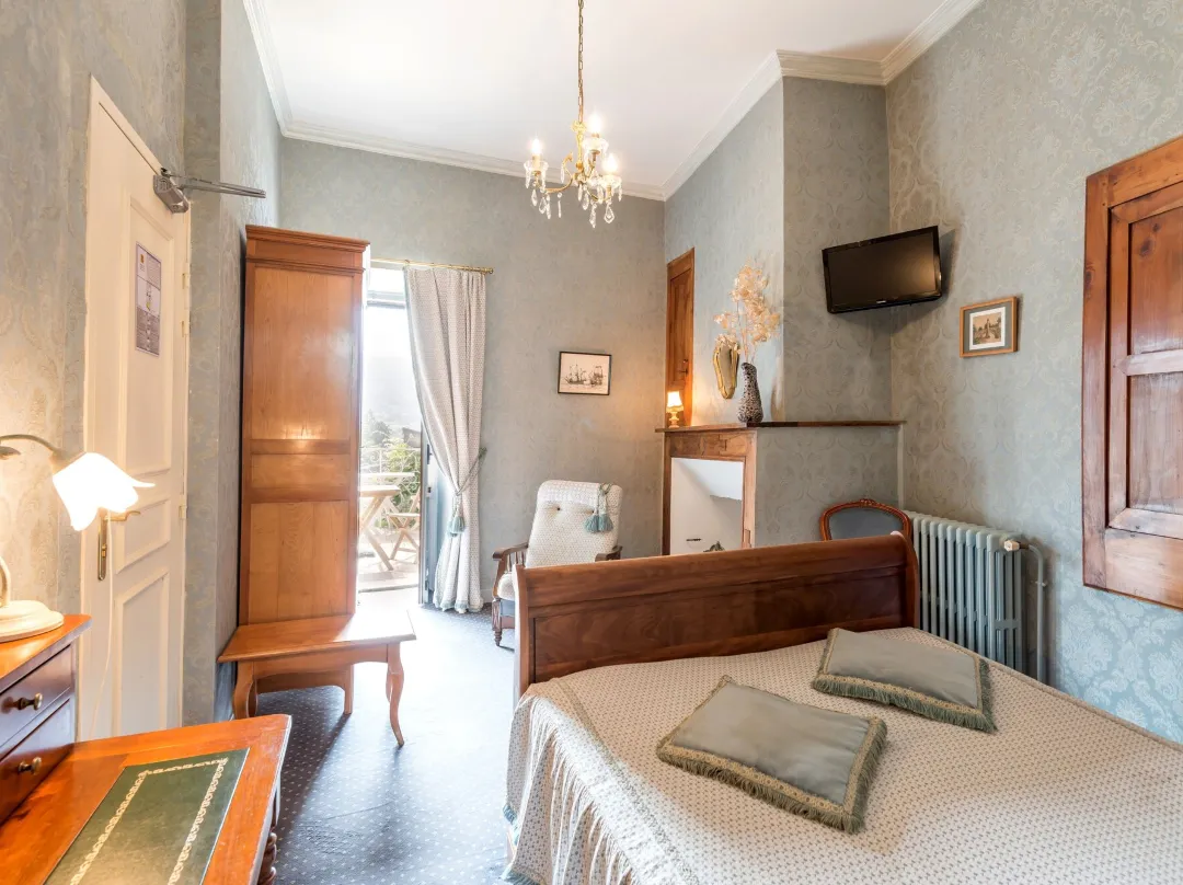 Logis Hôtel Beau Site - Chambon-sur-Lac