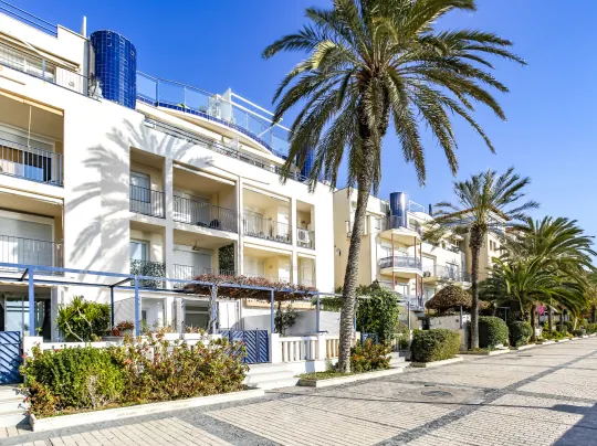 Planta Baja Frente Al Mar, En Complejo Con Piscina Y Zonas Comunes. - Sitges