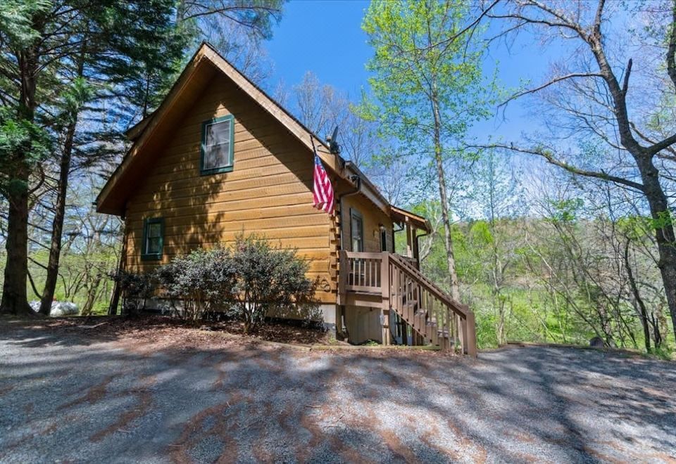 Alessandras - Beautiful Rustic-Chic Riverfront Cabin Fireplace Pet ...