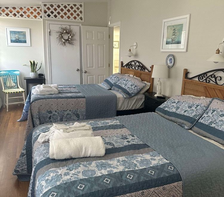 Cozy Shore House, Beach on one side, Bay on the other side, Strathmere ...