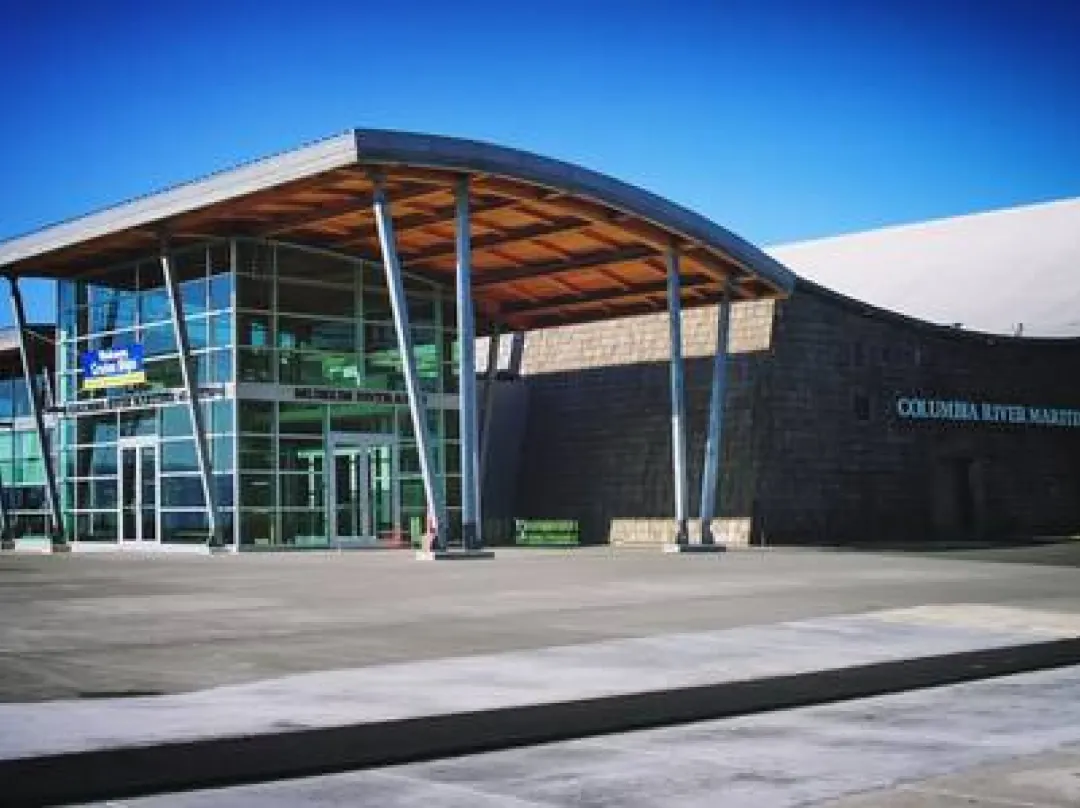 Stunning Water Views And Cozy Living Space - Charming Waterfront Retreat - Astoria, OR