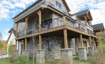 Amazing new corner luxury corner townhome I Hot Tub I Ping Pong I ...