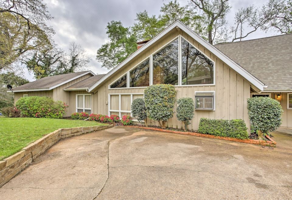 Lake Athens Waterfront Home w/ Deck & Boat Dock!, Athens (Prices ...