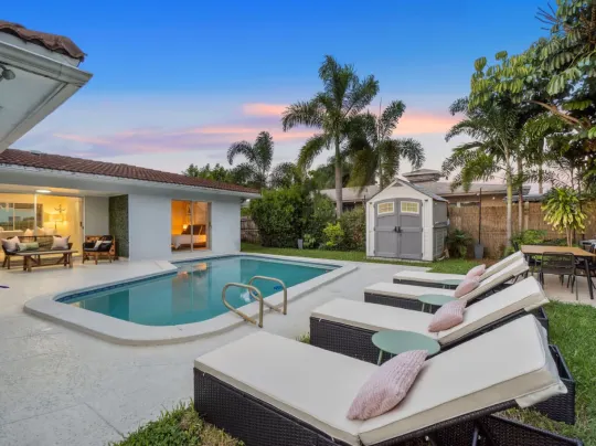 Private Pool And Spacious Outdoor Dining Area - Charming Oasis - Fort Lauderdale, FL