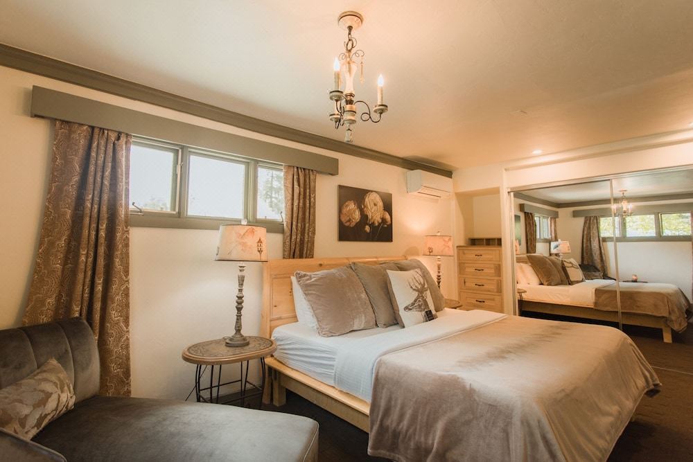 Highland Haven Creekside Inn - Morrison, CO