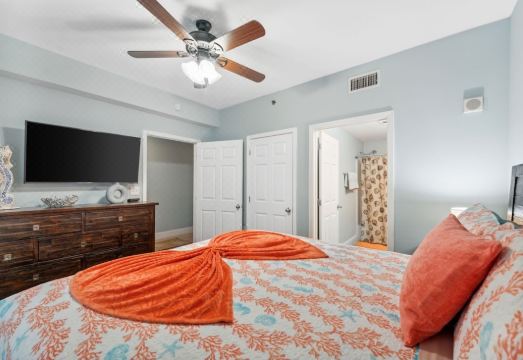 Laketown Wharf PCB, resort amenities, pools& restaurants onsite. Sleeps ...