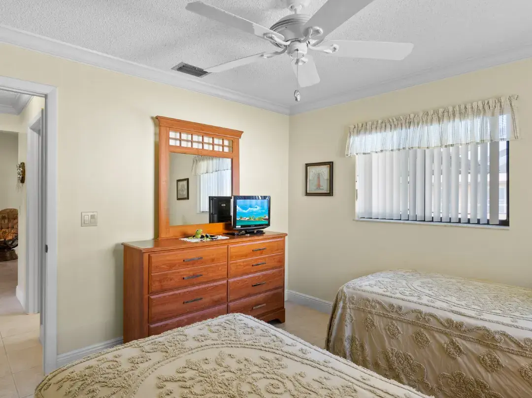 Solar Heated Pool And Private Outdoor Retreat - Charming Oasis - Fort Myers