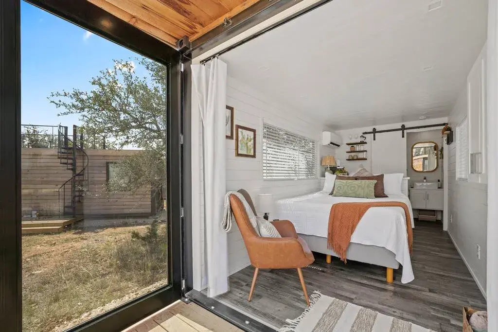 Stylish Cozy Retreat - Wifi, Rooftop Deck, Hot Water - Fredericksburg, TX