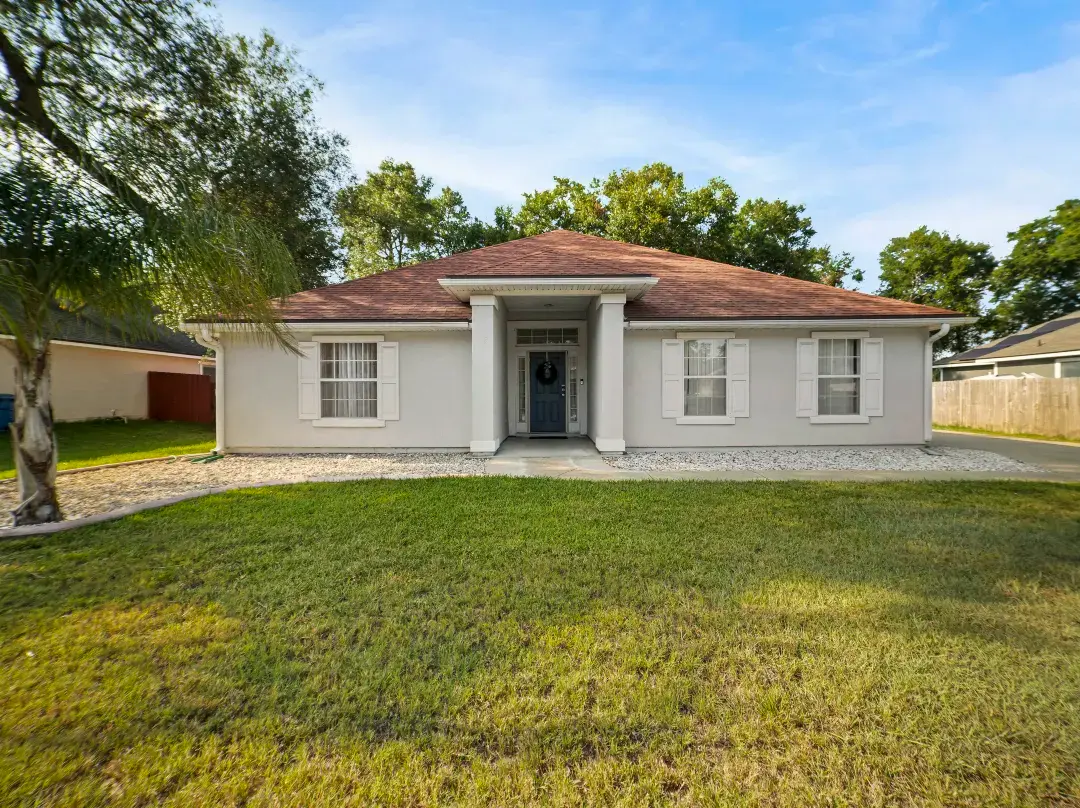 Spacious Home With Fenced Backyard And Kitchen - Inviting Serenity - Jacksonville