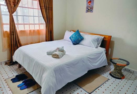 Cozy one bedroom unit close to Chicken inn, pizza inn & 5mins to ...