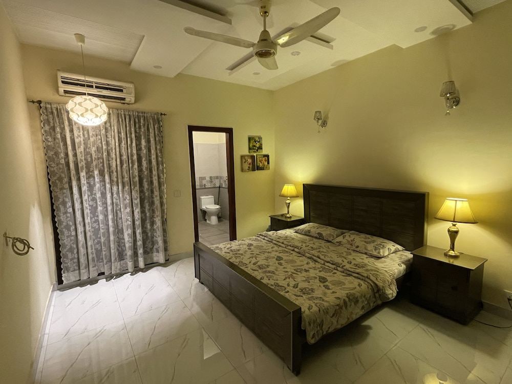 Lovely 1-bed House In Lahore - Lahore