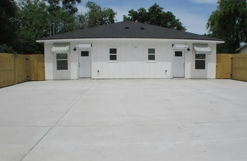 Private Outdoor Space And Dedicated Workspace - Modern Oasis - Corpus Christi, TX