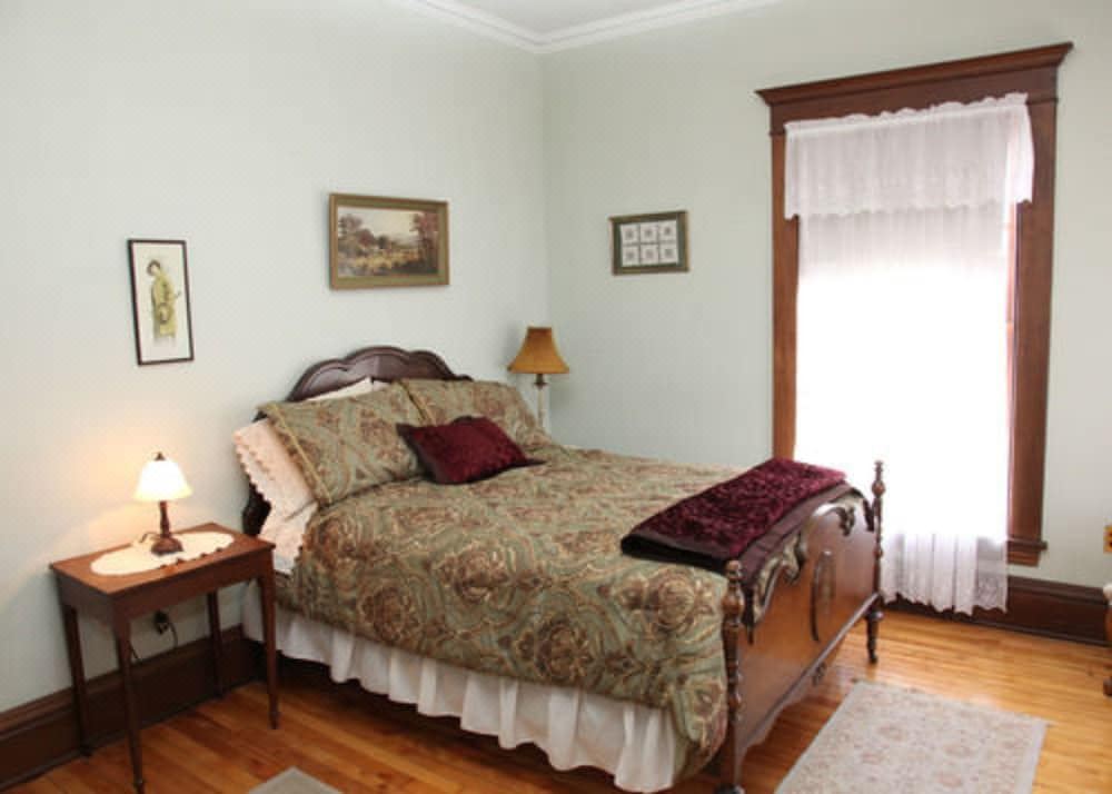 The Decker House Bed & Breakfast - Clear Lake, IA