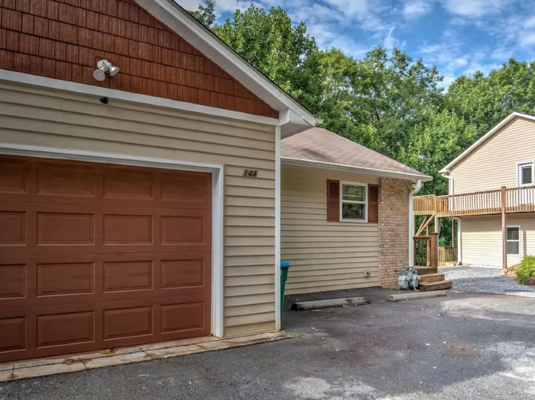Outdoor Space And Garage Parking - Stylish Contemporary Retreat - Sierra Nevada