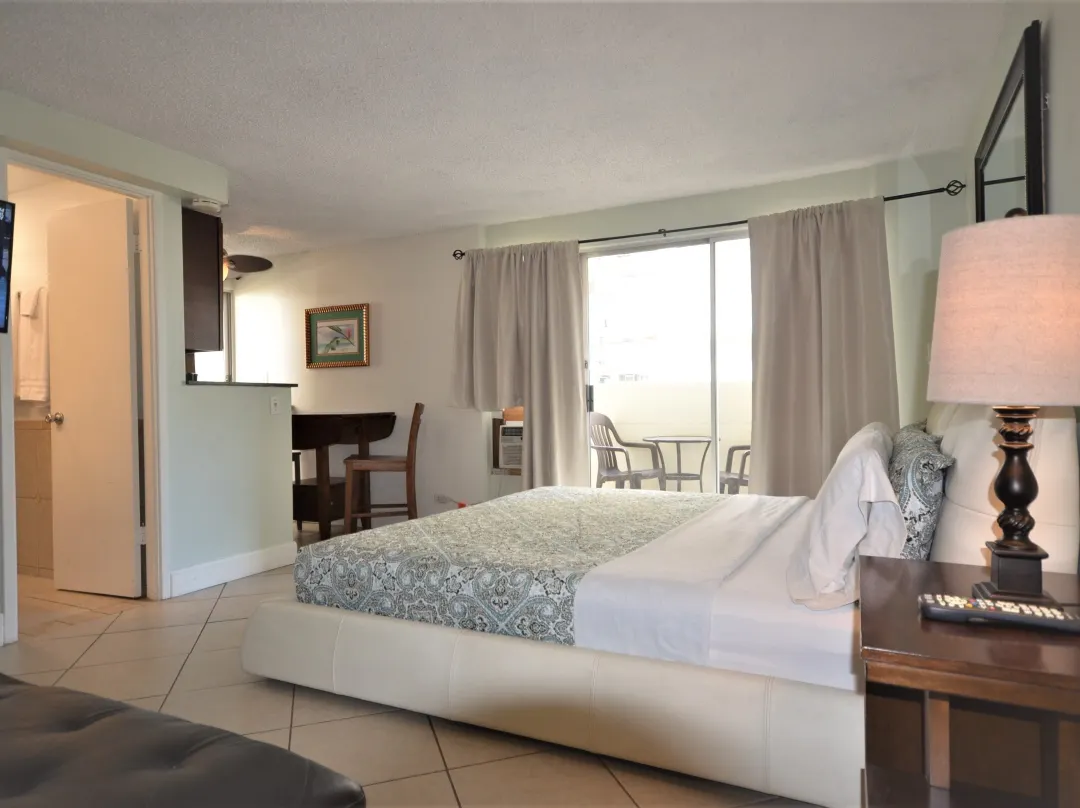 Partial Kitchen And Outdoor Balcony Amenities - Charming Cozy Escape - Honolulu