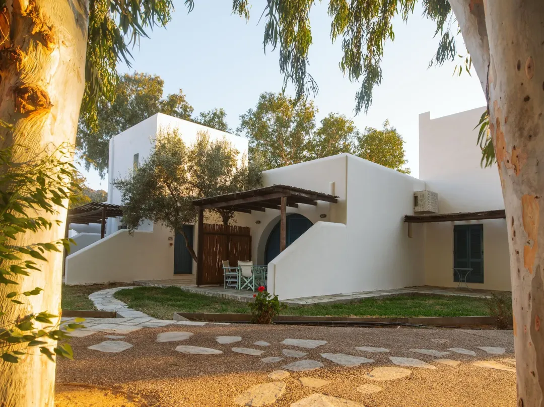Far Out Village Hotel - Ios