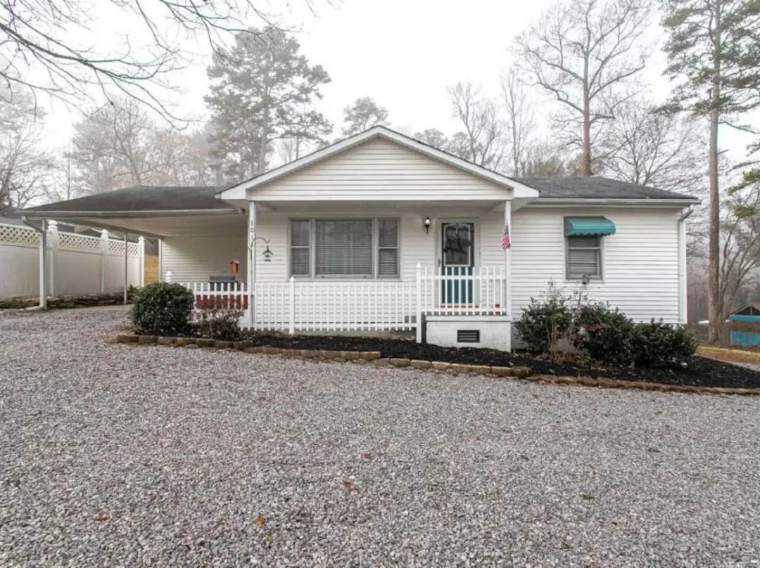 Cozy Living, Modern Kitchen And Private Patio - Charming Retreat - Knoxville, TN