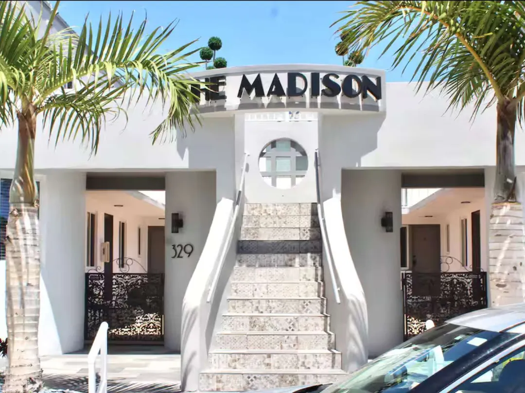 Fully Equipped Kitchen And Relaxing Terrace - Charming Coastal Retreat - Hollywood