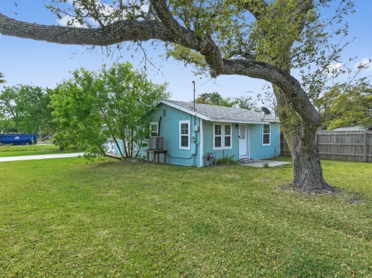 Coastal Getaway With Ultimate Relaxation And Charming Comfort - Cozy Delightful - Rockport, TX