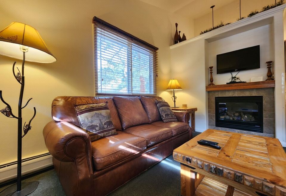 In-room Jetted Tub- River View condo-Fall River facing deck -1/2 mile ...