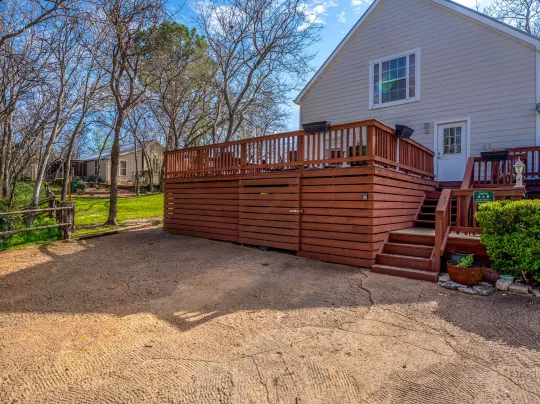 Spacious Suite With Deck Overlooking Town Creek - Charming Retreat - Fredericksburg, TX