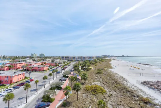 Serene Oasis - Spa, Parking, Wifi, Heated Pool, Courtyard - St. Pete Beach, FL