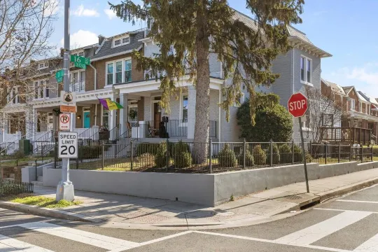 Cozy Living Space And Free Parking - Inviting Urban Retreat - Washington, DC