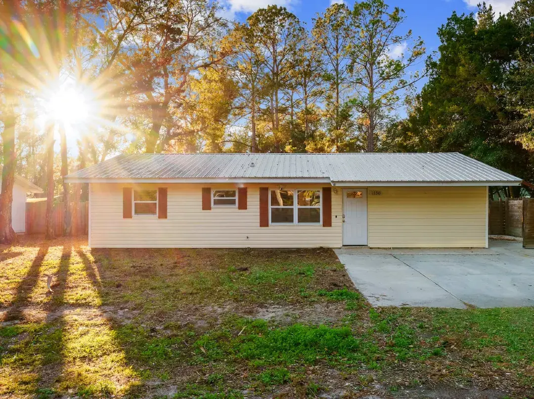 Relax By The Pool With Outdoor Dining Area - Charming Family Oasis - Crystal River, FL