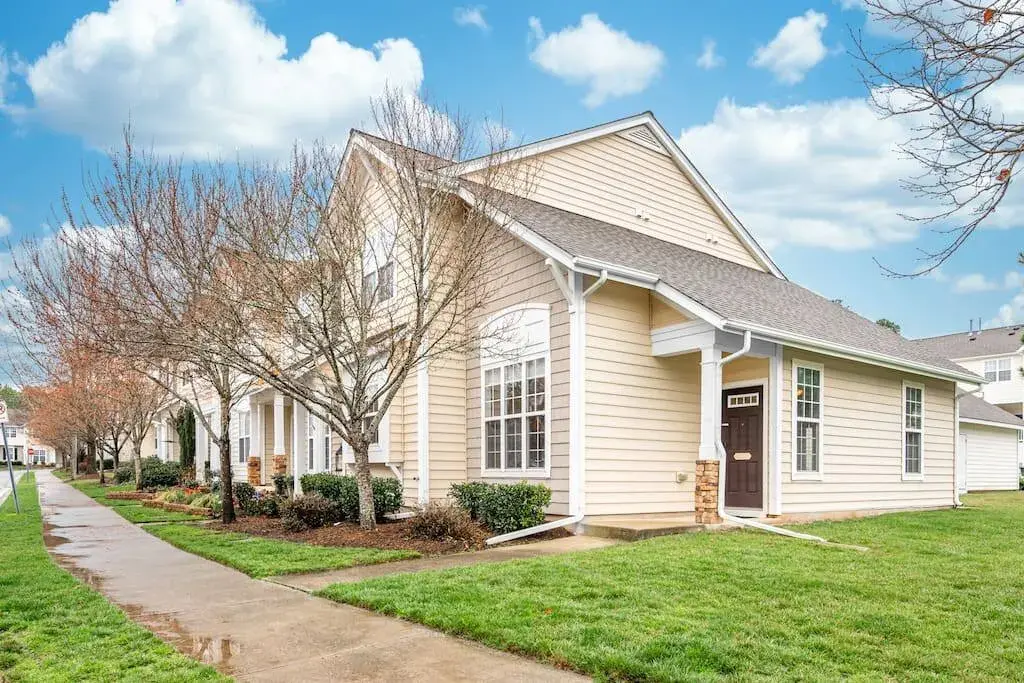 First Floor Master And Convenient Amenities - Charming Family Haven - Durham, NC