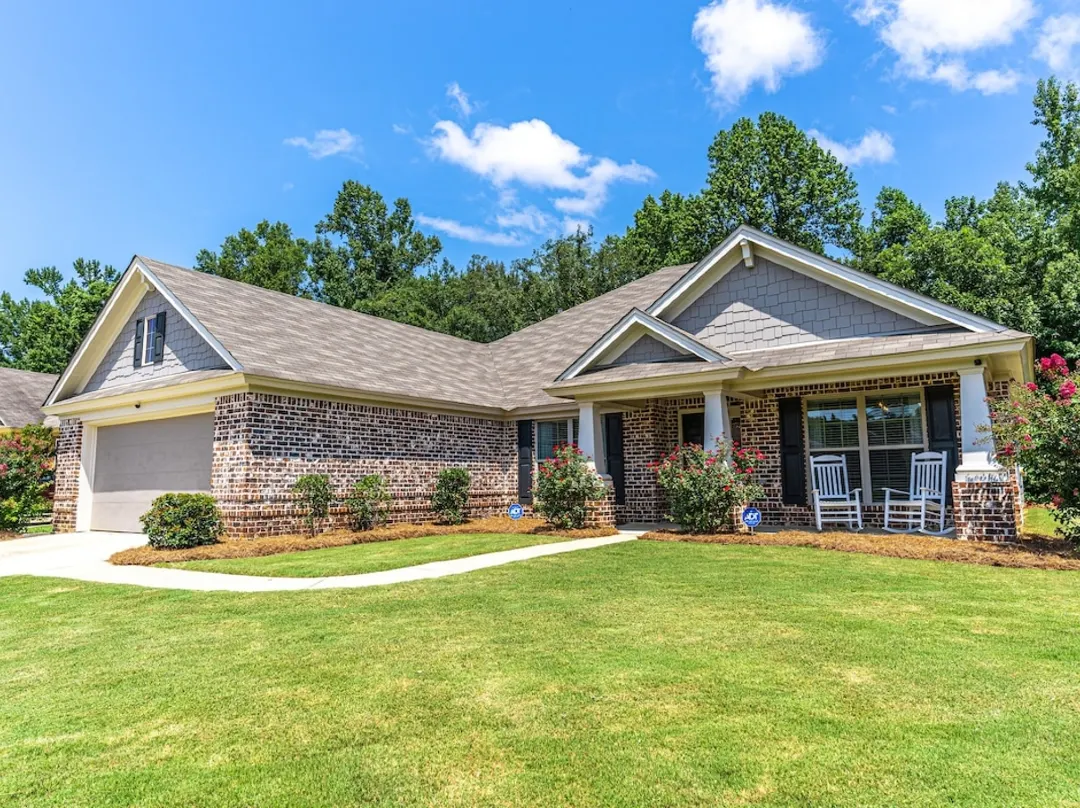 Spacious Back Patio And Modern Amenities - Inviting Family Haven - Montgomery