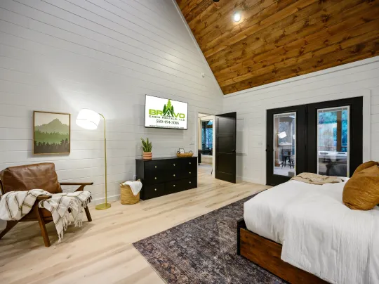 Luxurious Cabin With Hot Tub And Shuffleboard - Charming Woodland Escape - Broken Bow, OK