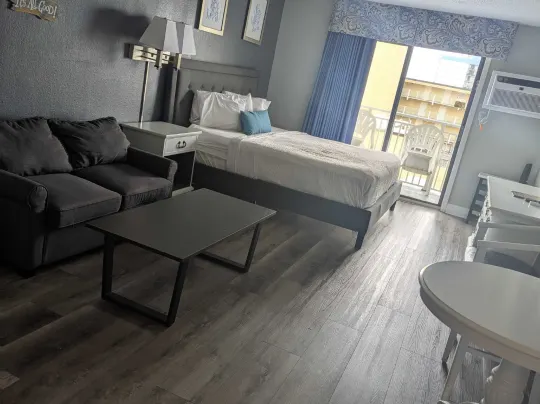 Ocean View And Full Kitchen - Cozy Coastal Retreat - Myrtle Beach