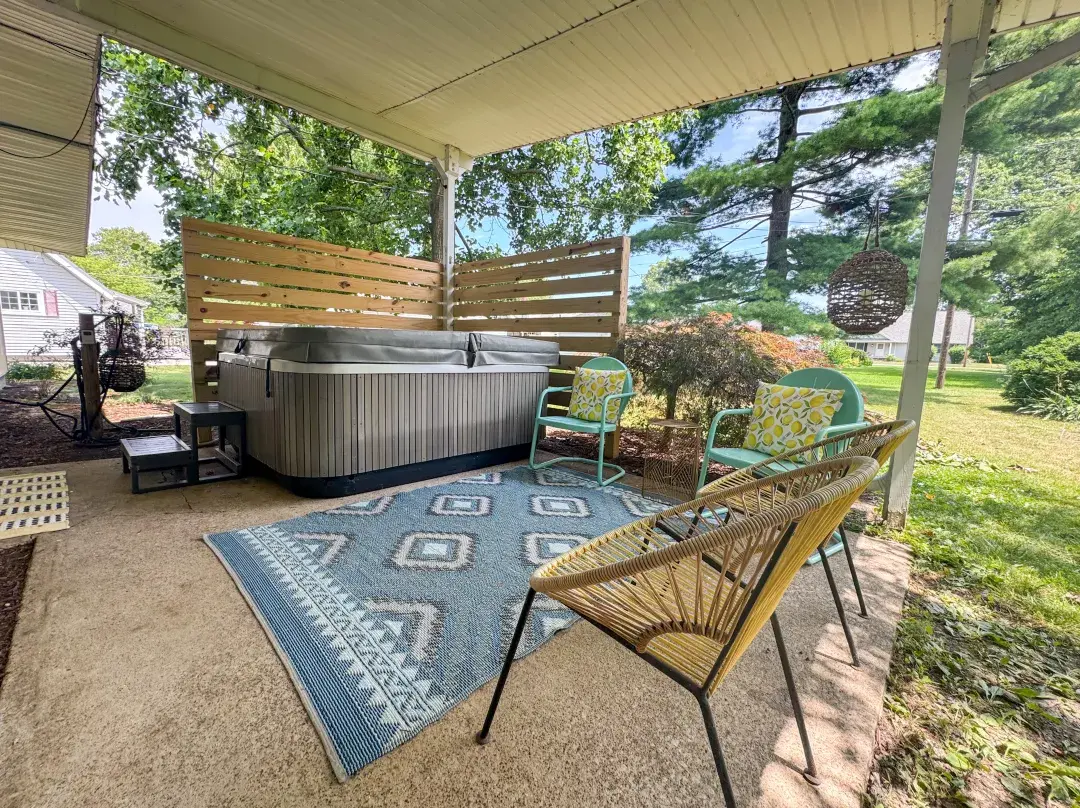 Large Backyard With Hot Tub And Close To Beach - Retro Charming Getaway - Lake Erie, PA