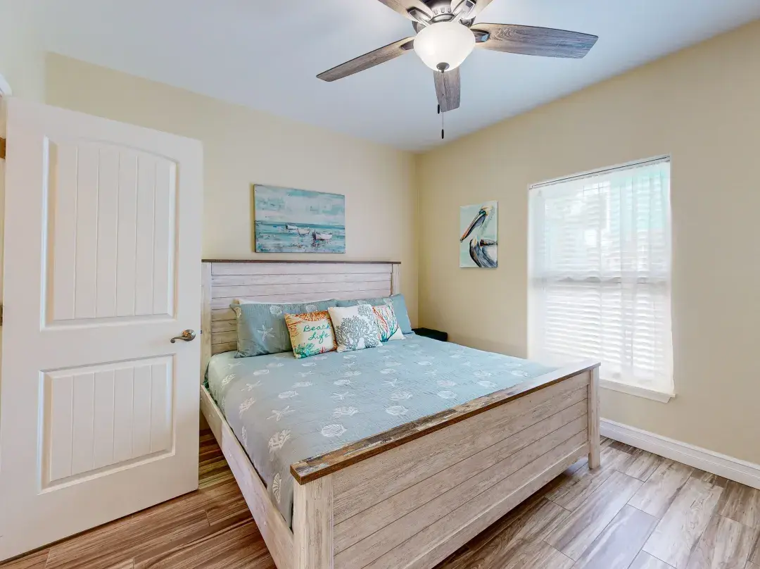 2 Blocks From Beach, Shared Pool, Pet Friendly - Aransas Pass, TX