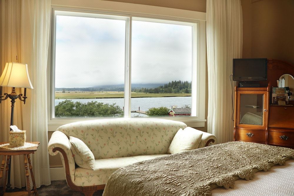 Old Wheeler Hotel - Manzanita, OR