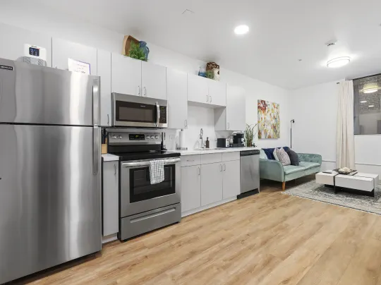 Charming Living Space And Convenient Amenities - Cozy Urban Haven - Grove City, OH