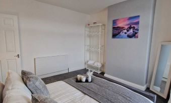 Less than 1 mile from City centre and racecourse. Pet friendly ...