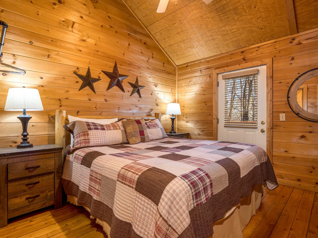 Hot Tub And Gas Fireplace - Cozy Cabin Escape - Gatlinburg, TN