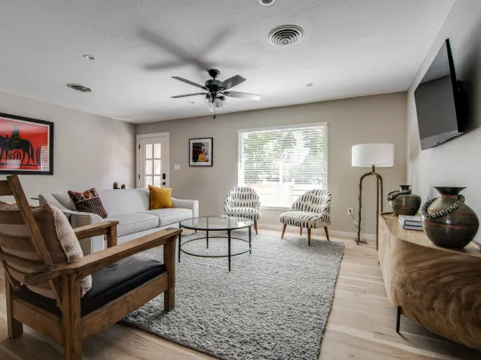 Beautiful Backyard And Cozy Living Space - Charming Modern Retreat - Fredericksburg, TX