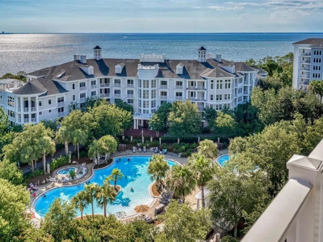 Serene Courtyard And Pool Views - Charming Coastal Haven - Destin, FL