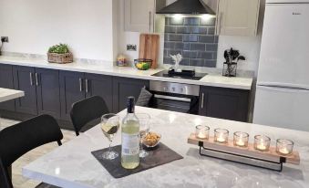 Less than 1 mile from City centre and racecourse. Pet friendly ...
