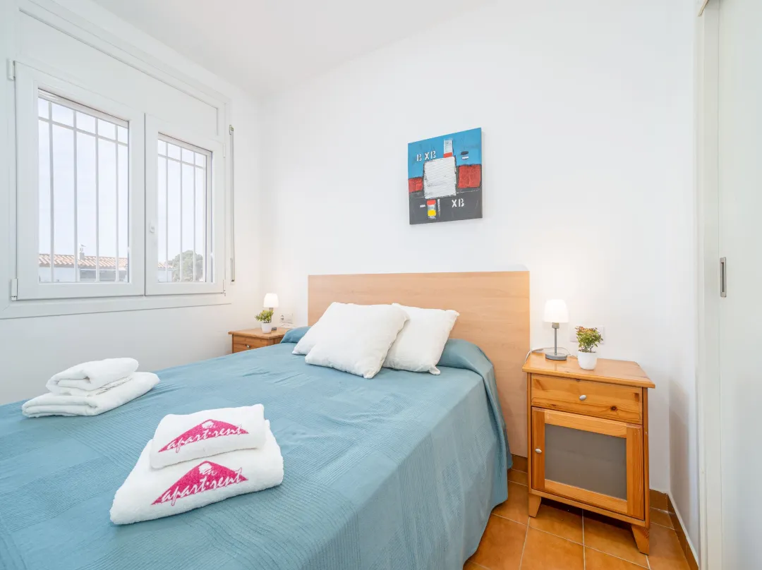 Affordable Beachfront Getaway For Couples - Empuriabrava
