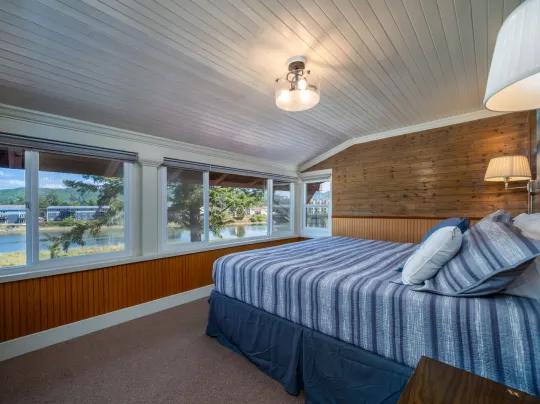 Secluded Deck And Stunning River Views - Exquisite Woodland Retreat - Cannon Beach, OR