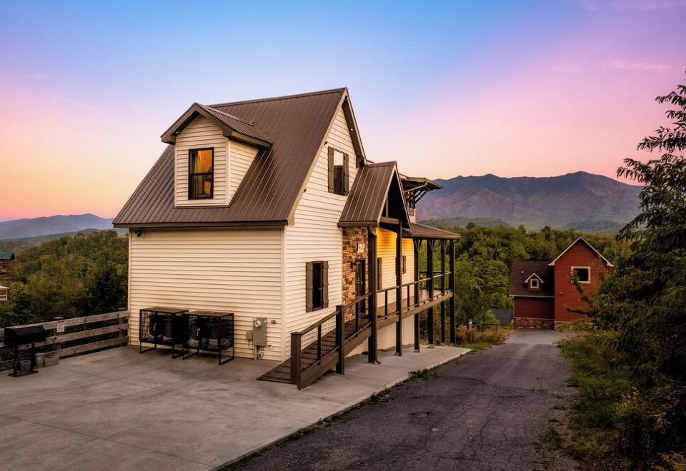 Chalet Village Luxury Cabin! INSANE Views,4 King Beds,Theater,Hot Tub ...